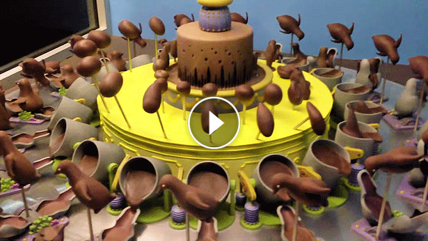 Acest tort supraetajat pare normal până când începe să se învârtă ...