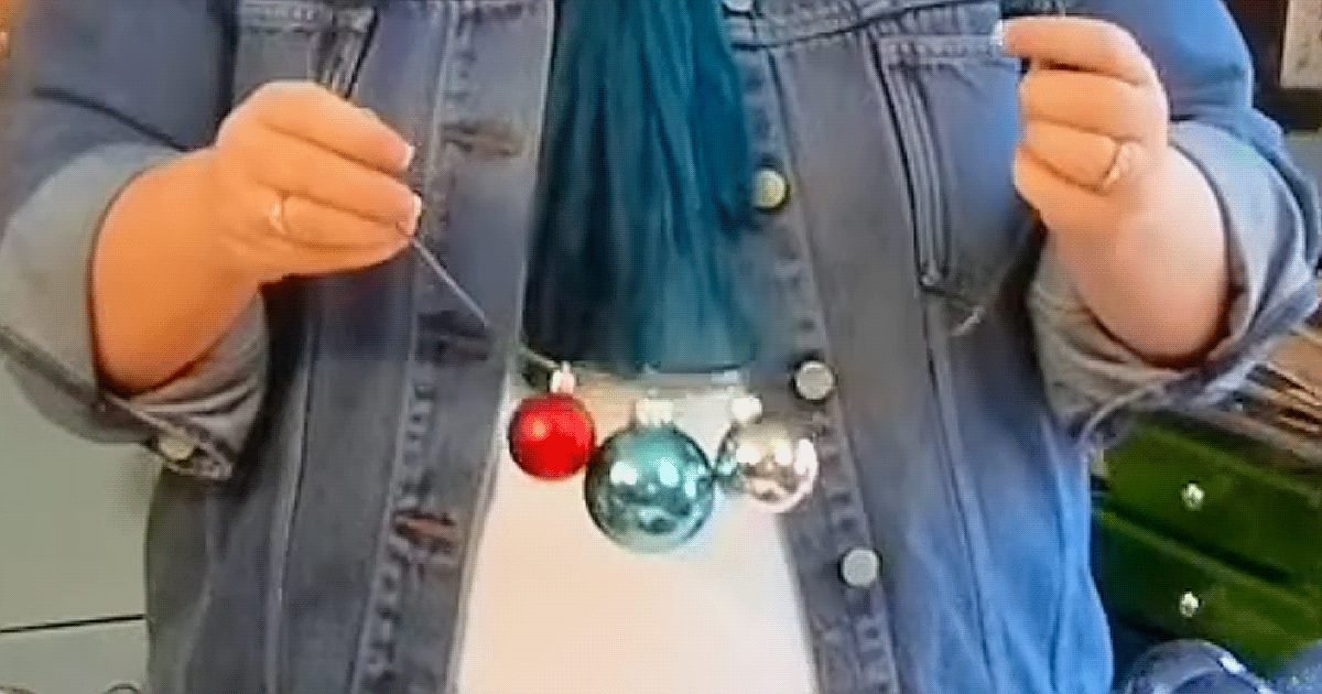 Cum să faci o coroniţă decorativă de Crăciun din globuri colorate ...