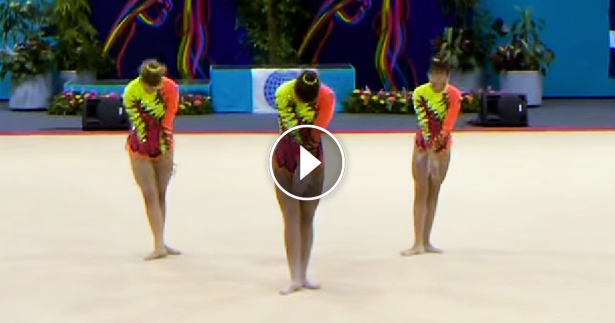 Trei gimnaste îşi încep exerciţiul la sol… Dar peste câteva momente ...