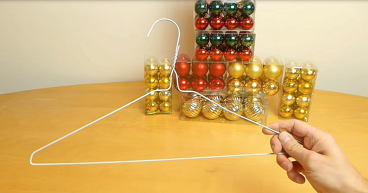 Cum să faci o coroniţă decorativă de Crăciun din globuri colorate ...