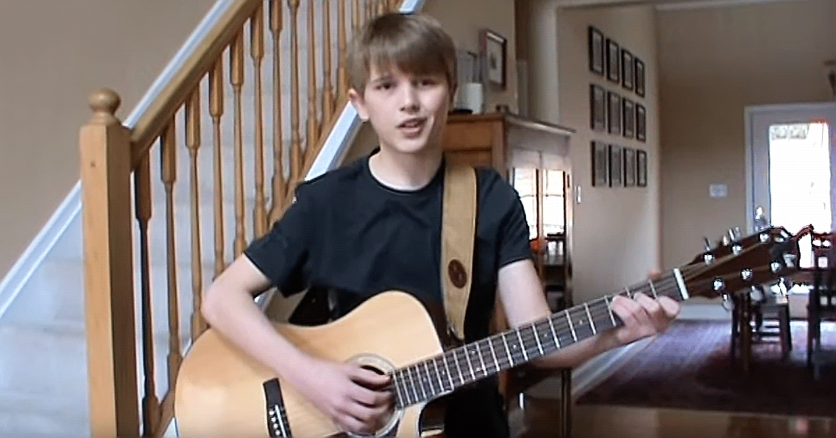S-a postat în holul casei cu o chitară. Dar când acest băiat de 13 ani ...