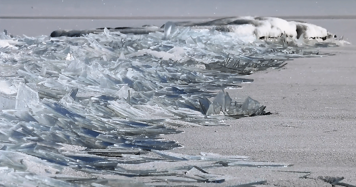 Doi fotografi surprind un fenomen spectaculos pe un lac îngheţat ...