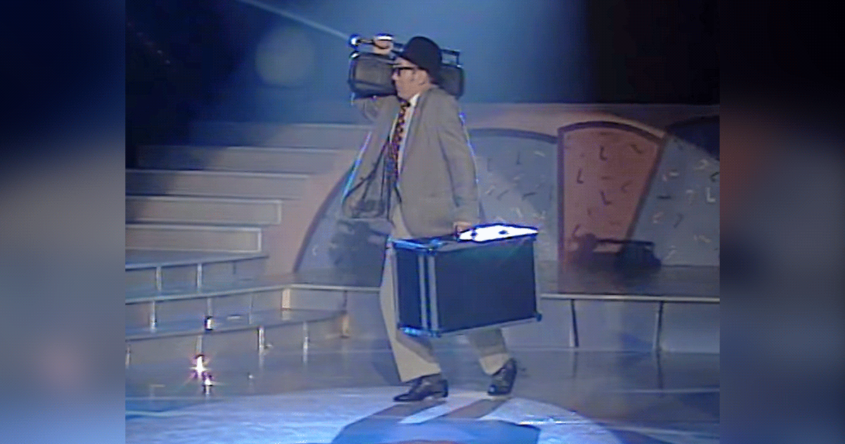 A venit pe scenă ţinând un geamantan în mână, dar ce face în continuare ...