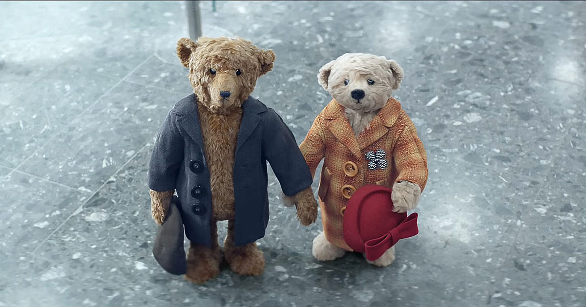 Această reclamă de Crăciun cu doi ursuleţi de pluş adorabili a cucerit ...