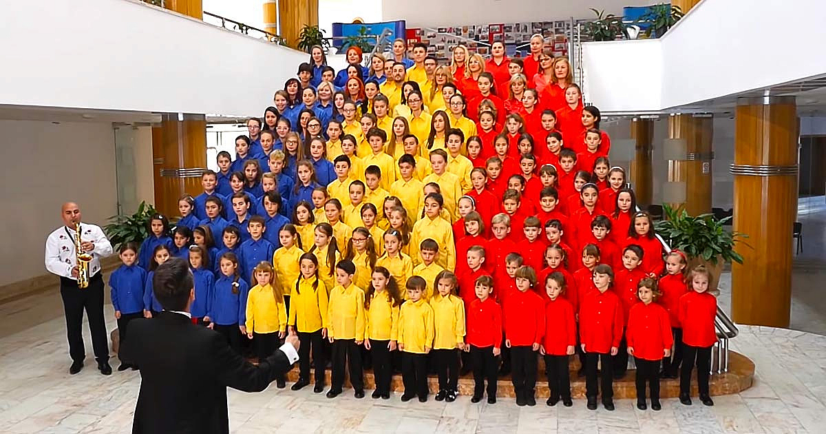 150 de mici patrioţi aduc un omagiu românilor de pretutindeni. Când le ...