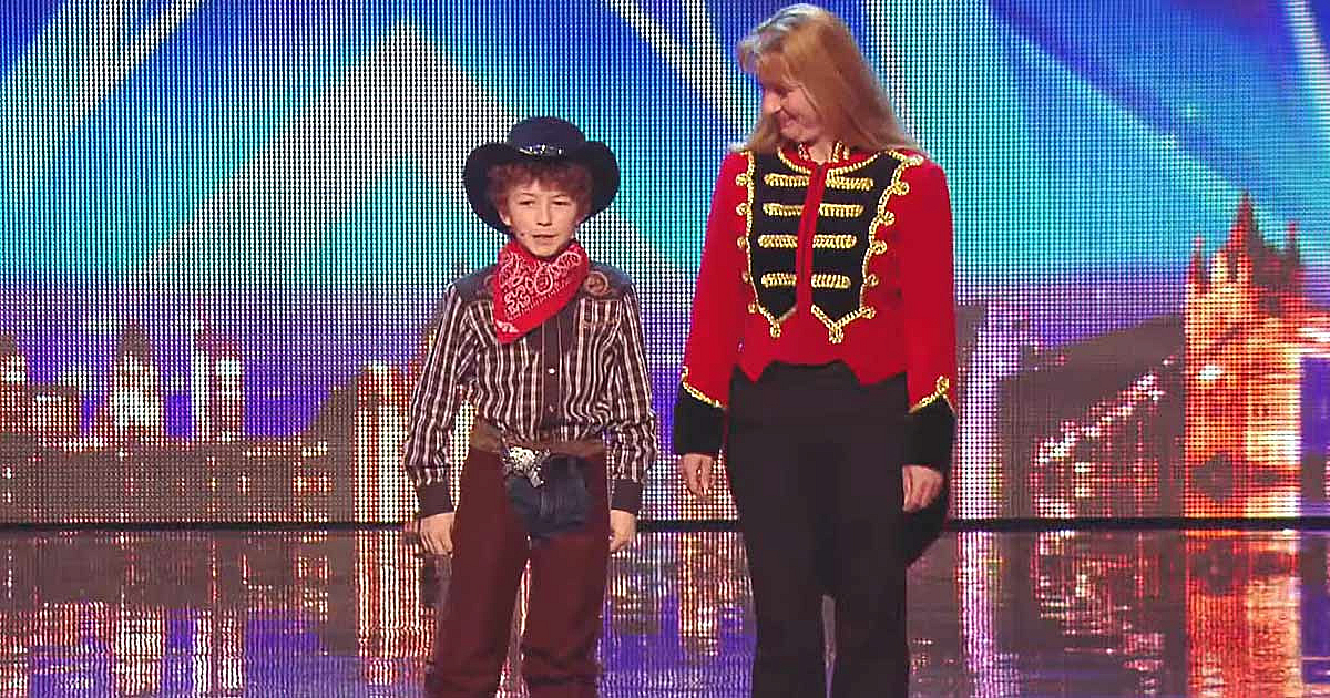 Un băieţel de 11 ani adus pe scenă de către mama lui uimeşte întreaga ...