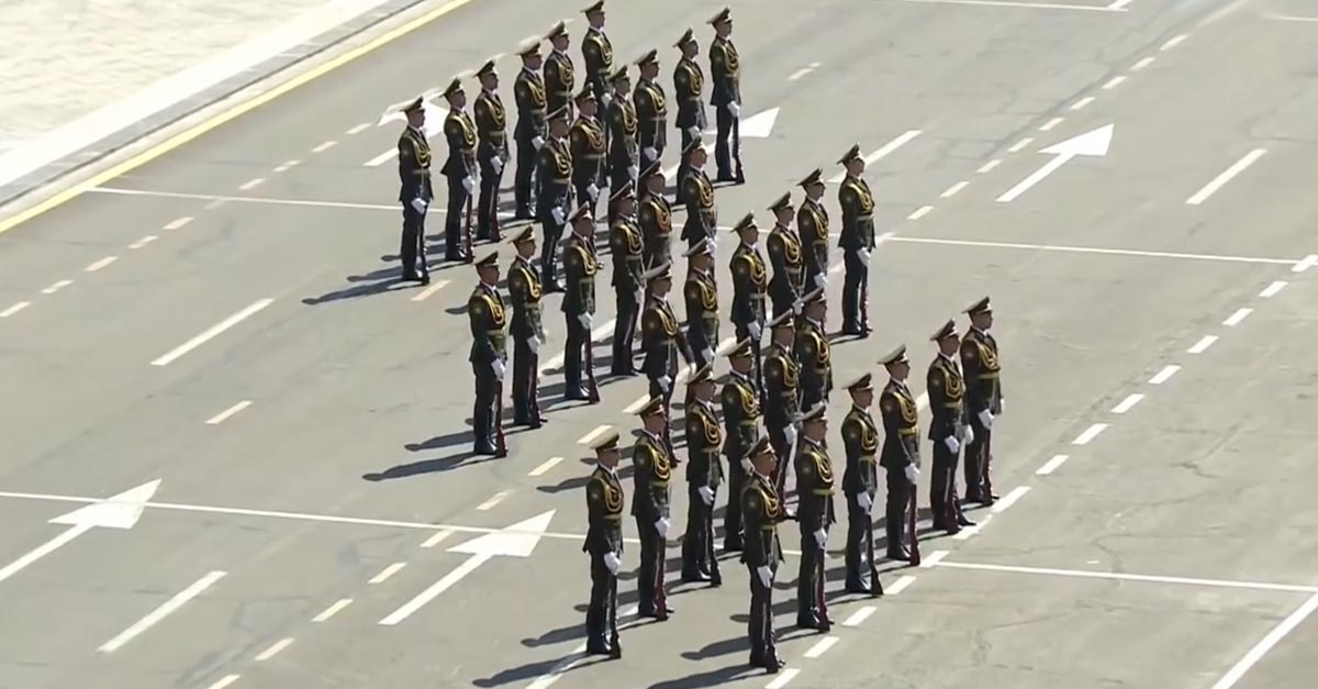 Începe parada militară a Armeniei. Reprezentaţia oferită de aceşti ...